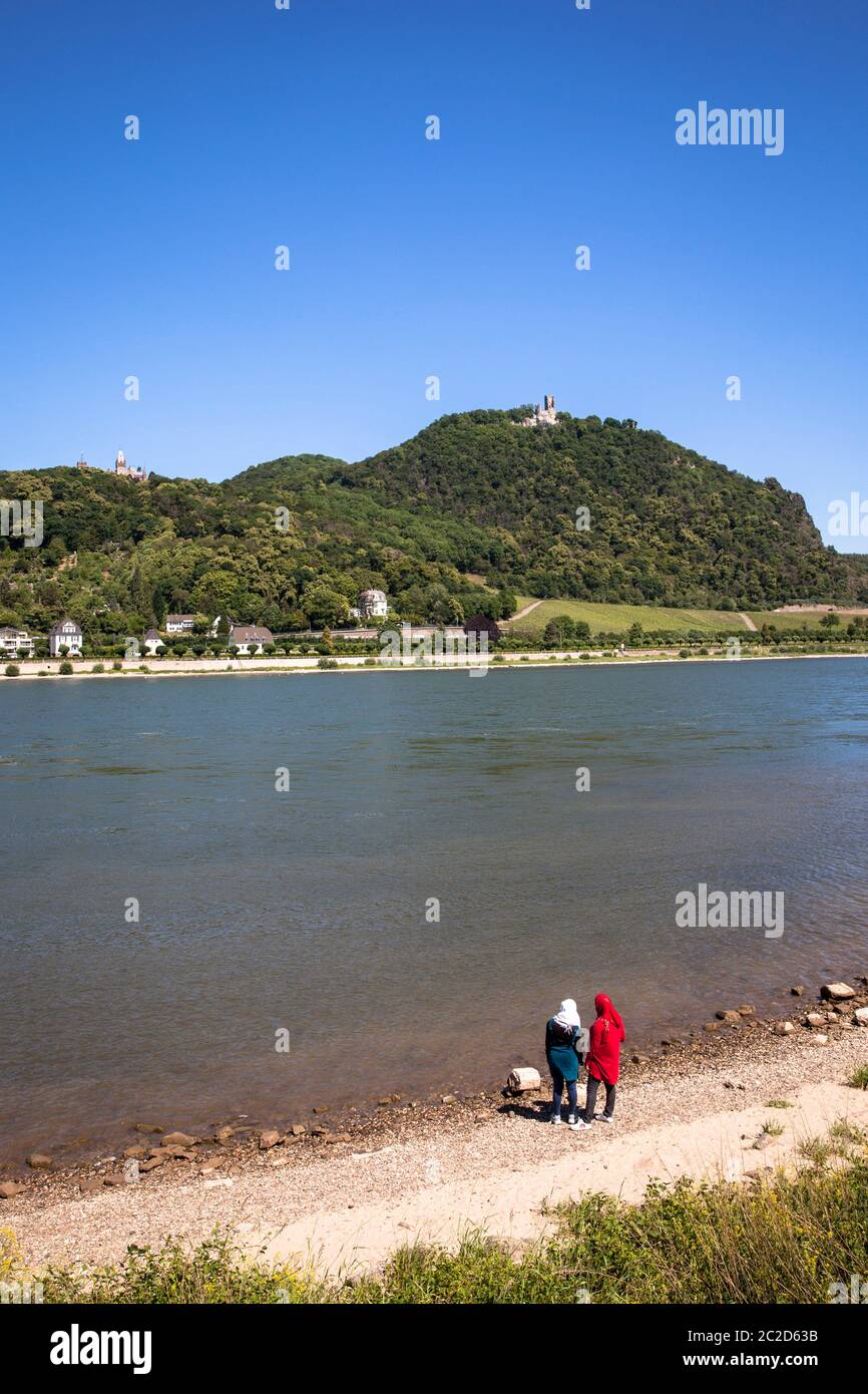 Blick von Bonn-Mehlem auf den Drachenfels mit Schloss und Ruine ...