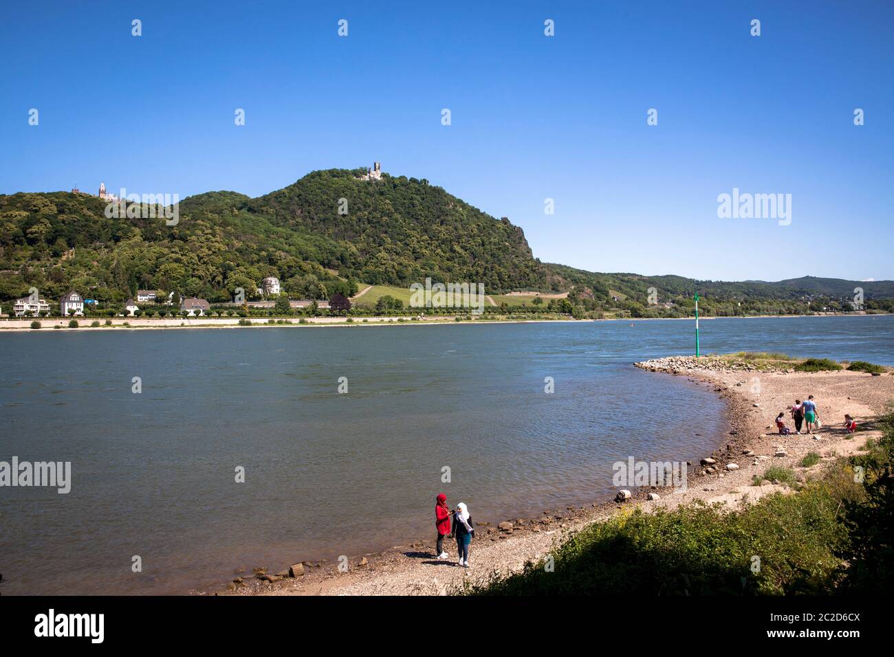 Blick von Bonn-Mehlem auf den Drachenfels mit Schloss und Ruine ...
