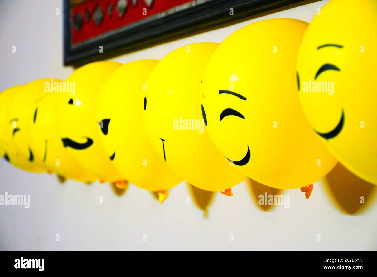 Luftballons Dekoration an der Wand, Emoji Gesichter auf Luftballons ...