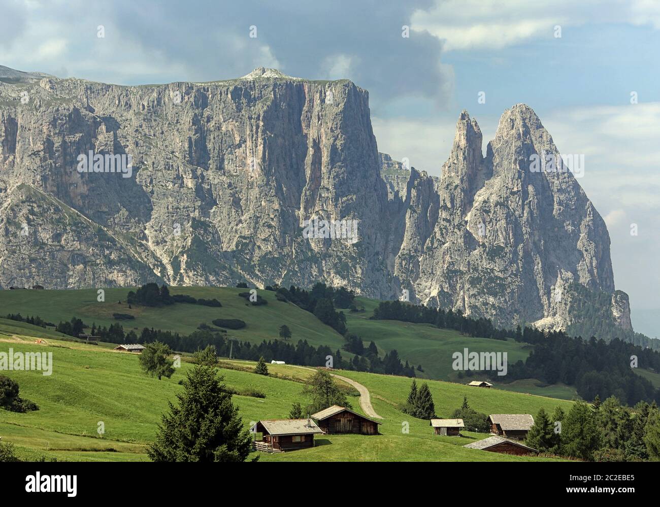 Der Schlern mit Santnerspitze und Euringerspitze von der Seiser Alm ...
