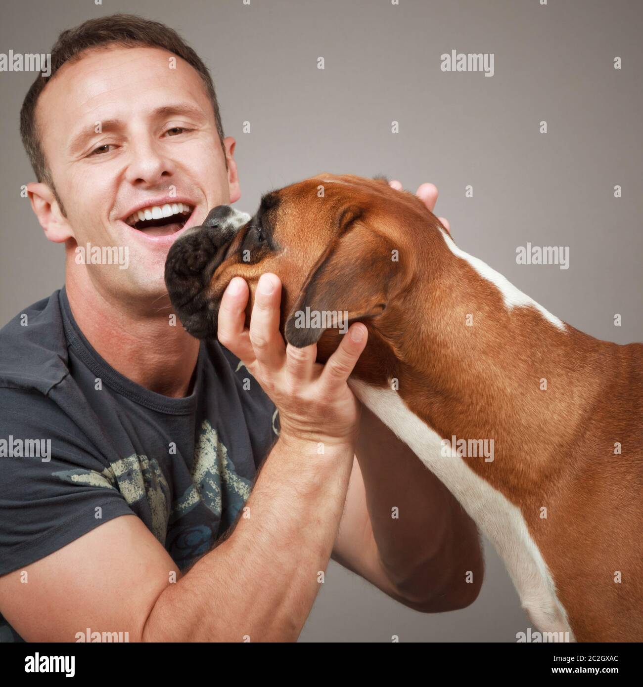 Mann mit hundehalsband -Fotos und -Bildmaterial in hoher Auflösung – Alamy