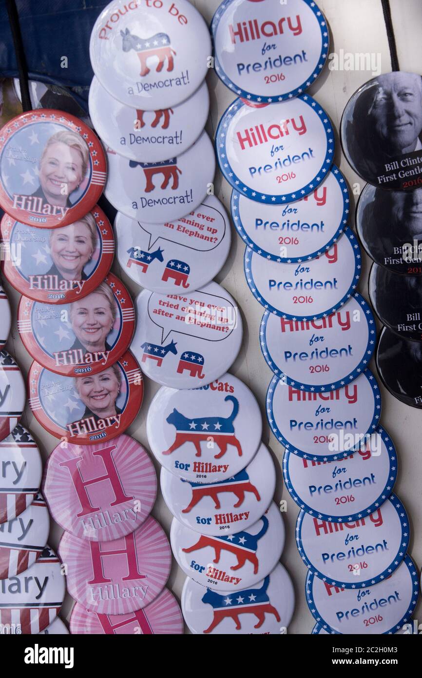 Austin, Texas, USA, 20. Juni 2014: Reihen von Wahlkampfknöpfen für die ...
