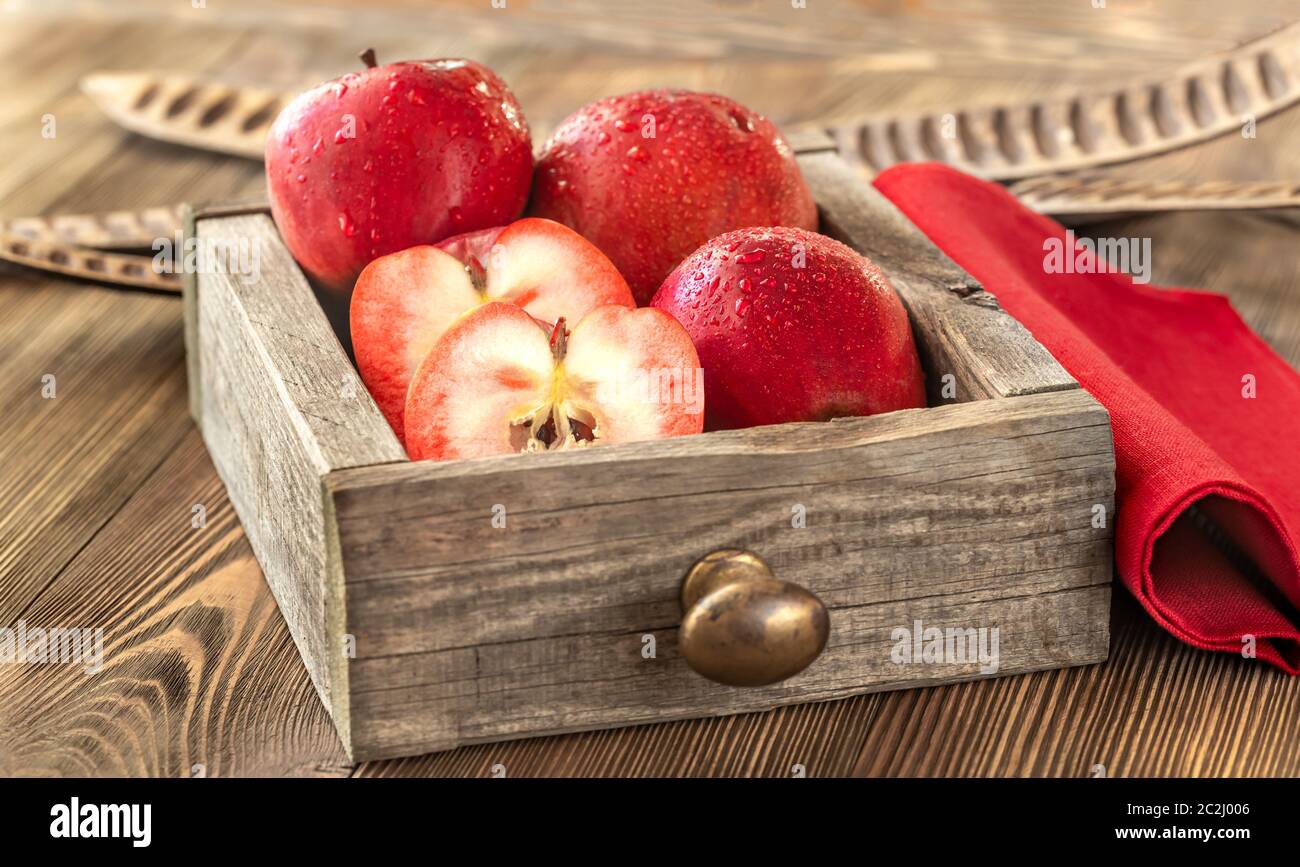 Roter fleischiger apfel -Fotos und -Bildmaterial in hoher Auflösung – Alamy