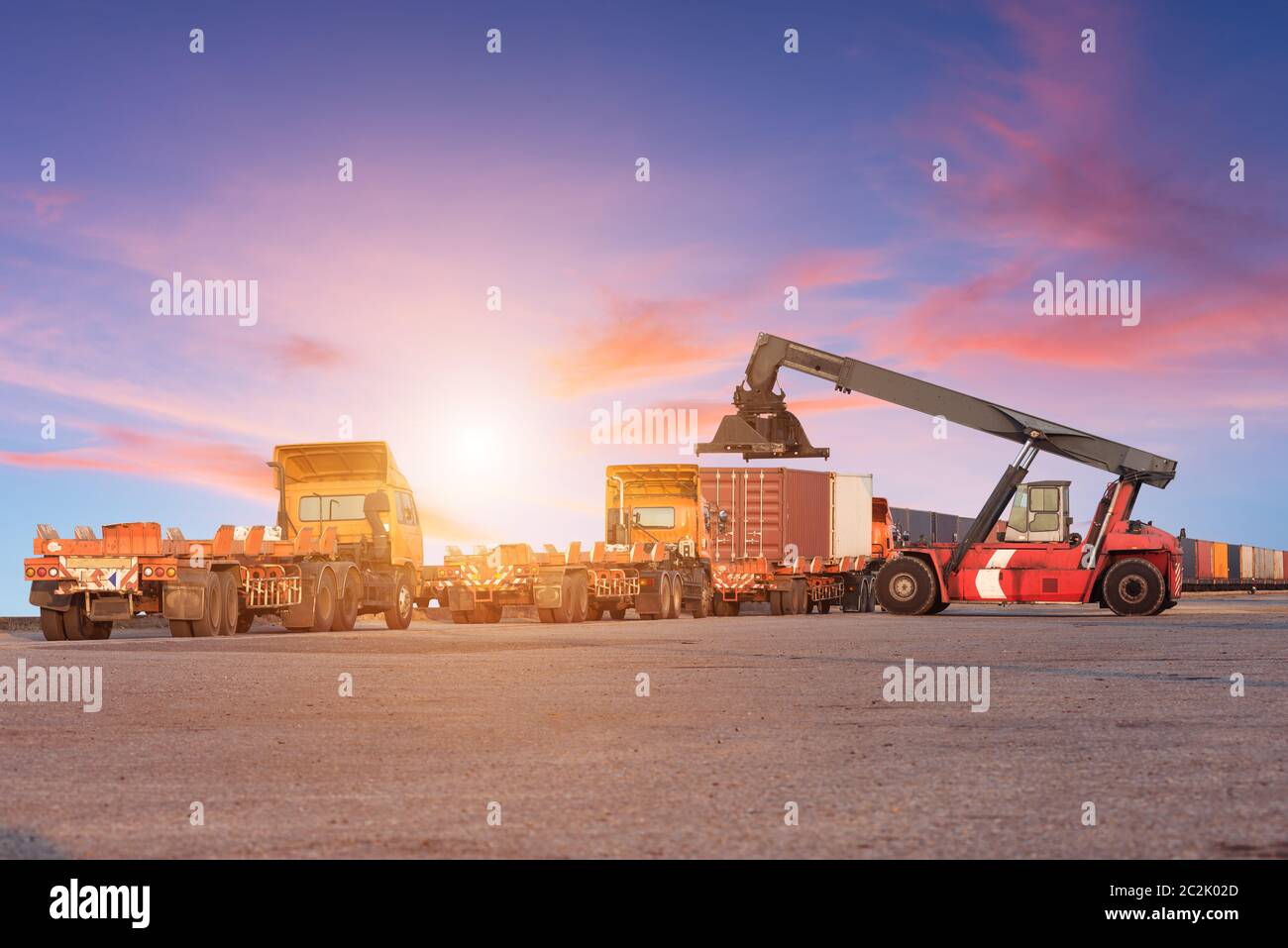 Lkw ladedock gabelstapler -Fotos und -Bildmaterial in hoher Auflösung ...