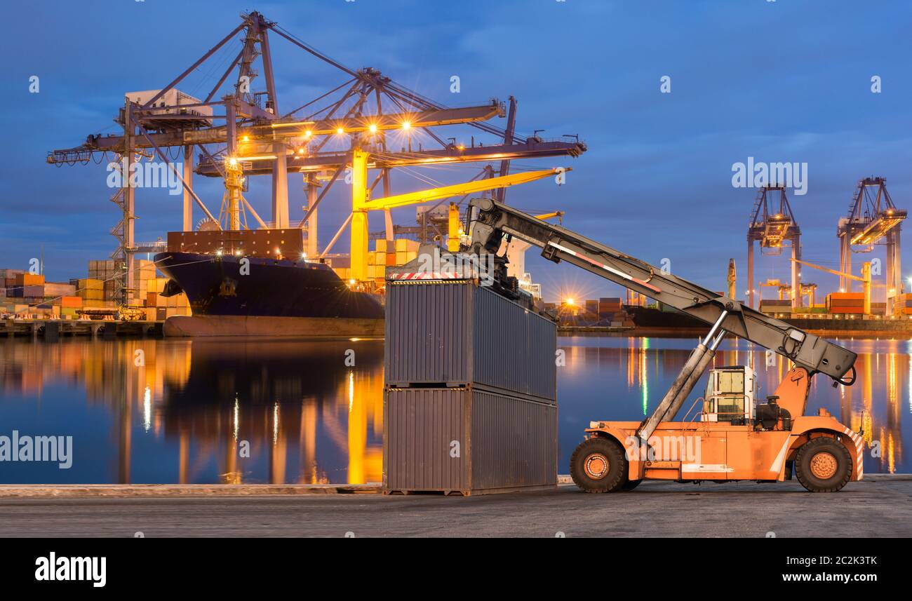 Semi containerschiff -Fotos und -Bildmaterial in hoher Auflösung – Alamy