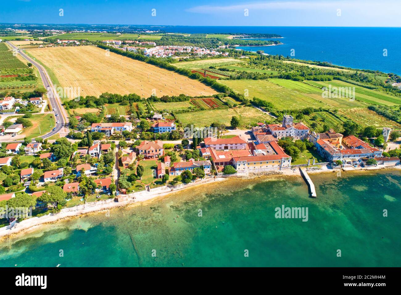 Dajla. Luftaufnahme der Küstenort Dajla und verlassenen Kloster, Region ...