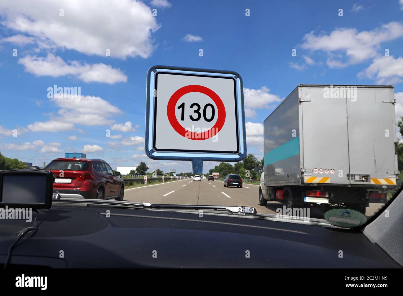 German speed limit traffic sign -Fotos und -Bildmaterial in hoher ...