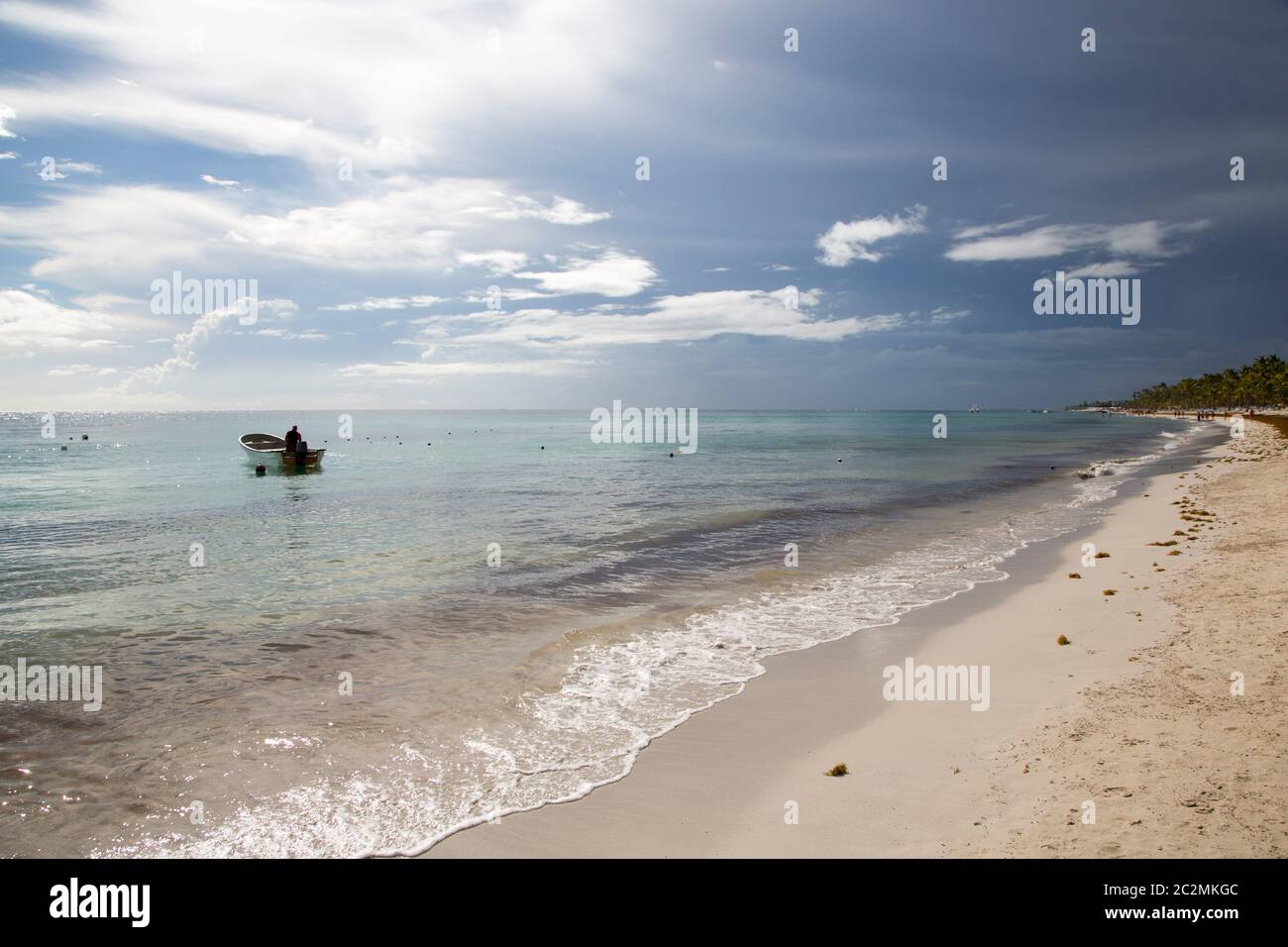 Ein boot am strand -Fotos und -Bildmaterial in hoher Auflösung – Alamy