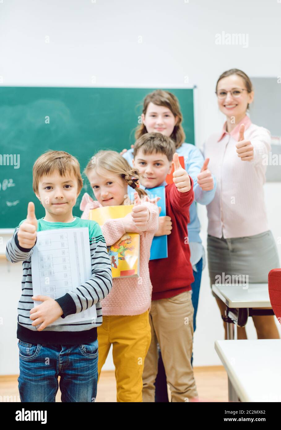 Schüler und Lehrer zeigen Daumen-hoch in der Schule Spaß in der Klasse ... Schüler und Lehrer zeigen Daumen-hoch in der Schule Spaß in der Klasse ...