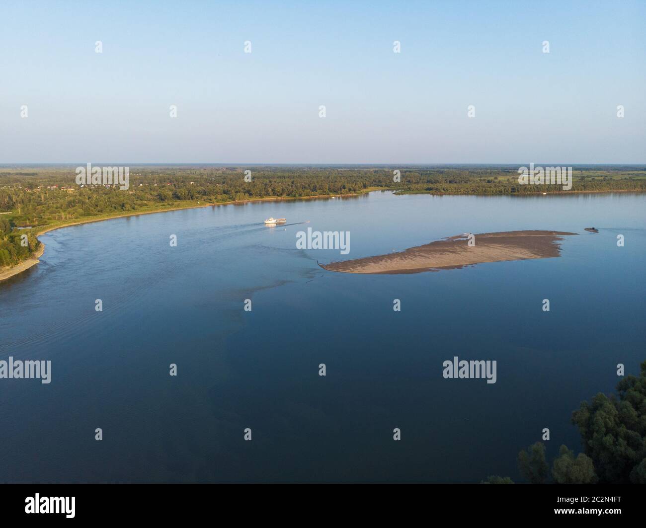 Luftaufnahme von großen sibirischen Ob Fluss und Schiff, Sommertag ...