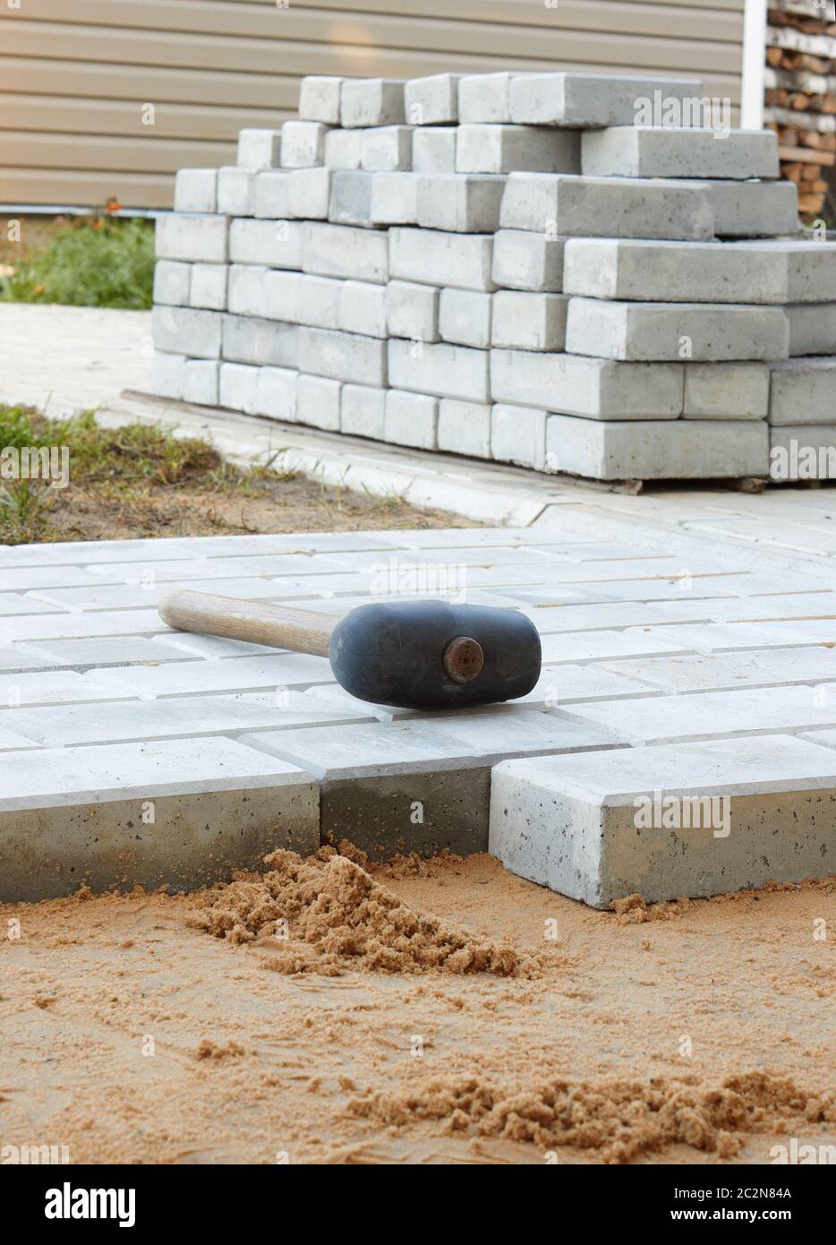 Baumeister, der an pflastersteinen arbeitet -Fotos und -Bildmaterial in ...