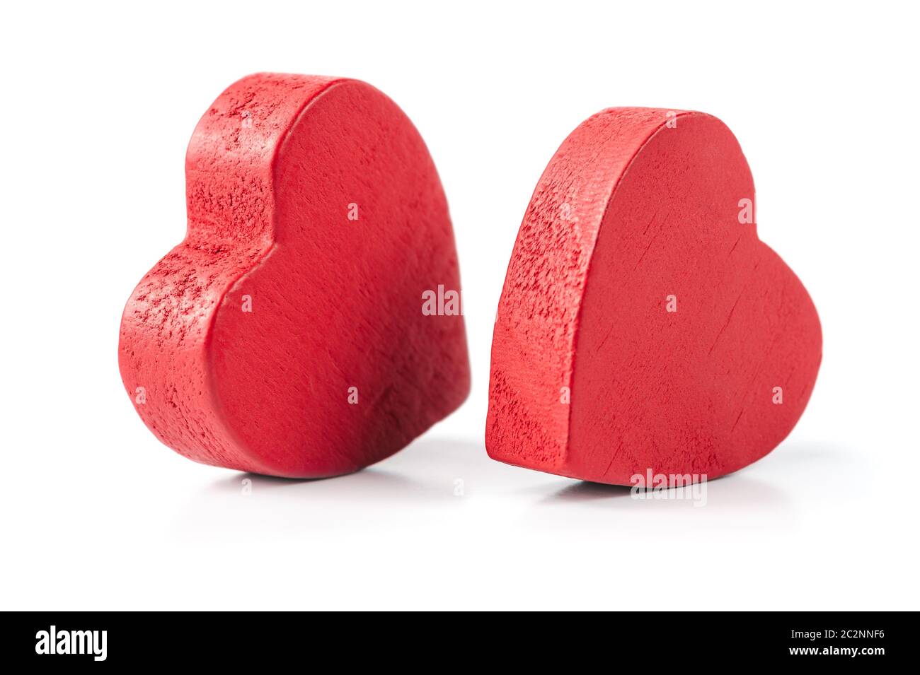 Zwei rote herzen auf weißem hintergrund Ausgeschnittene Stockfotos und ...
