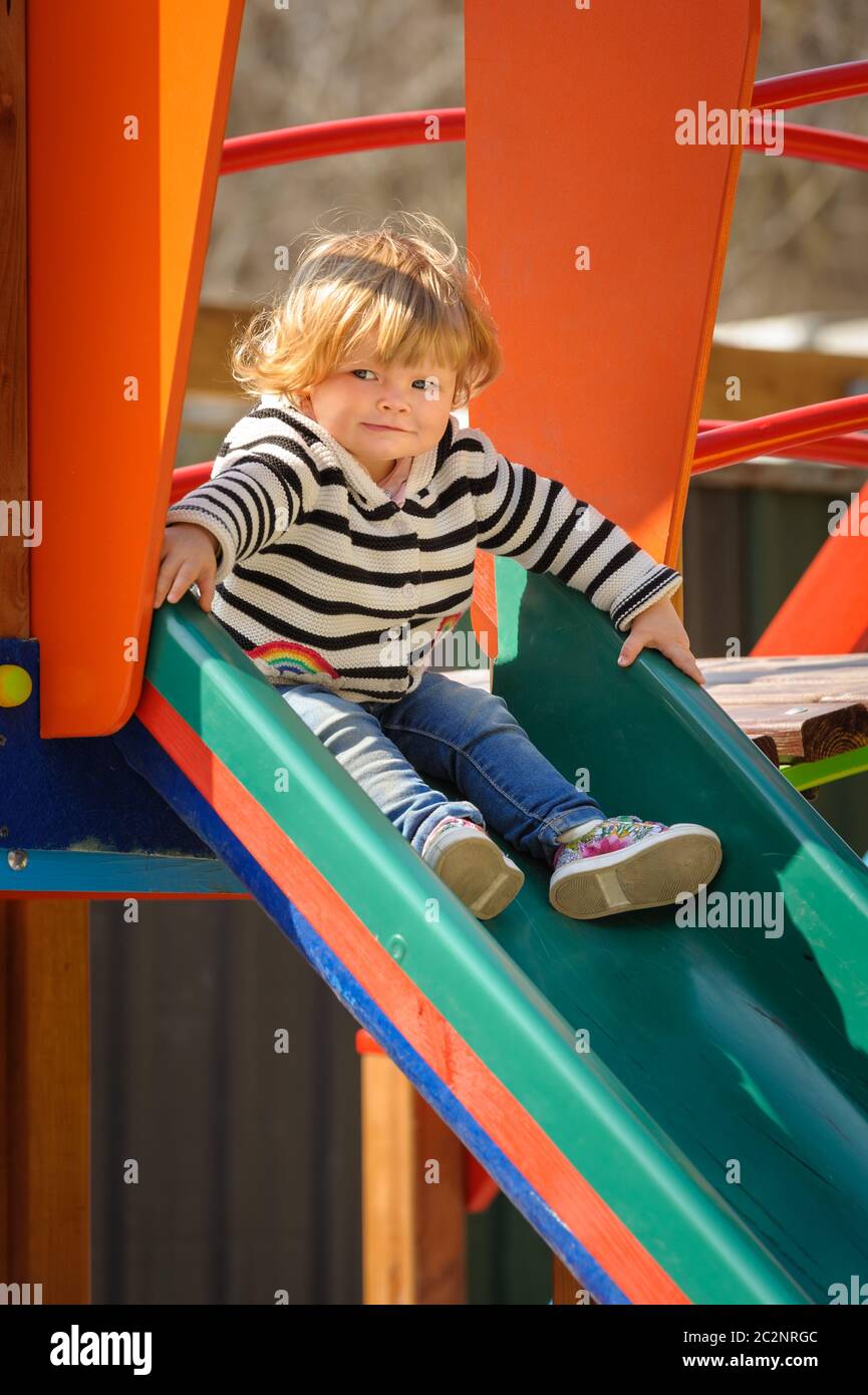 Rutschen kleines mädchen rutsche -Fotos und -Bildmaterial in hoher ...