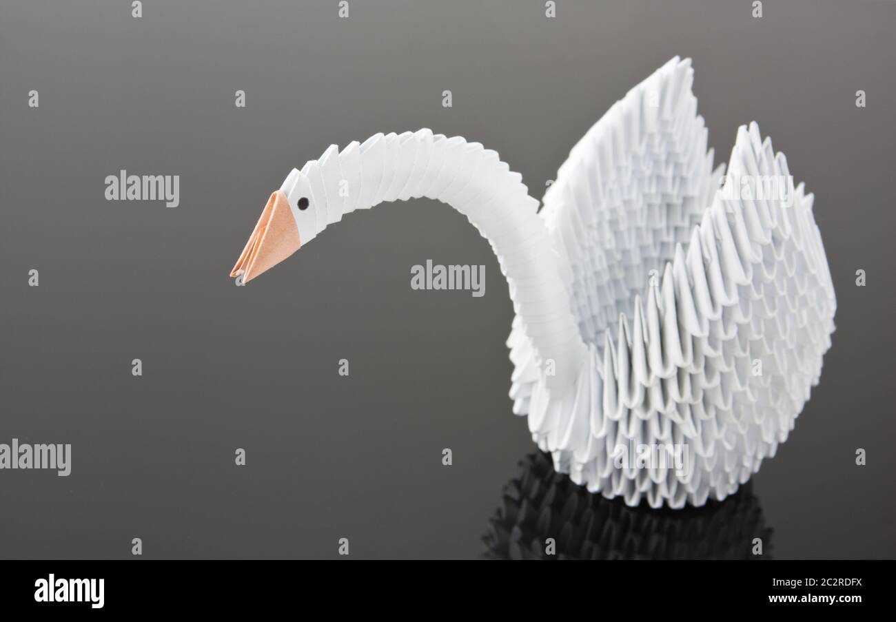 Origami schwan -Fotos und -Bildmaterial in hoher Auflösung – Alamy