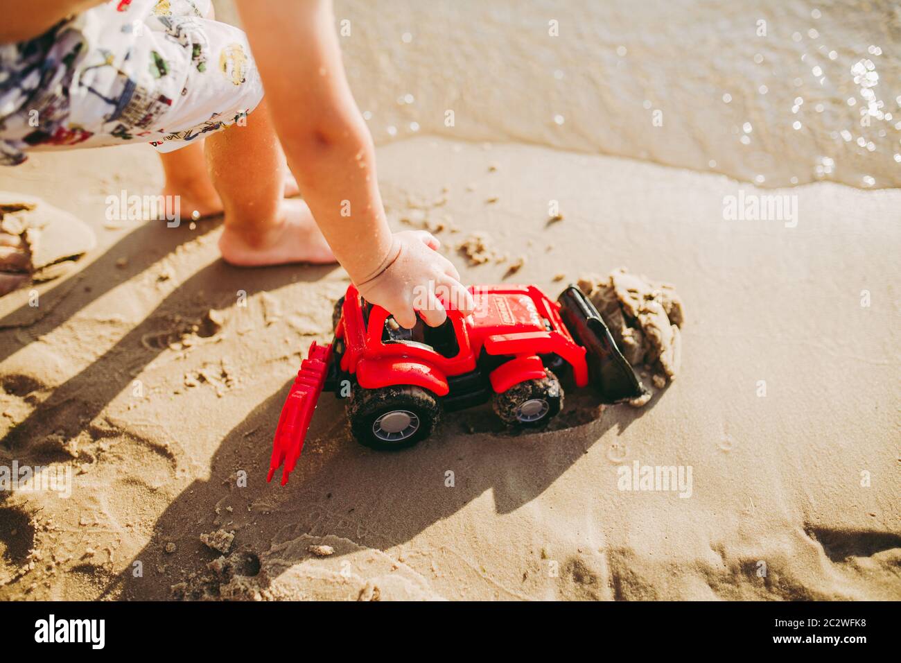 Roter spielzeugbagger -Fotos und -Bildmaterial in hoher Auflösung – Alamy