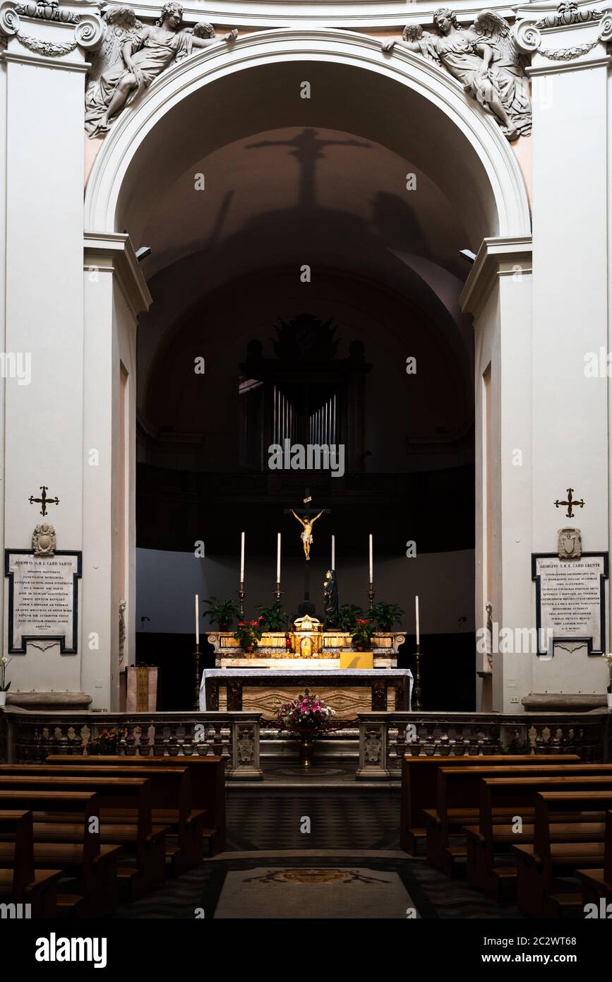 Statue von Jesus Christus auf dem Altar einer Kirche in Rom, Italien ...