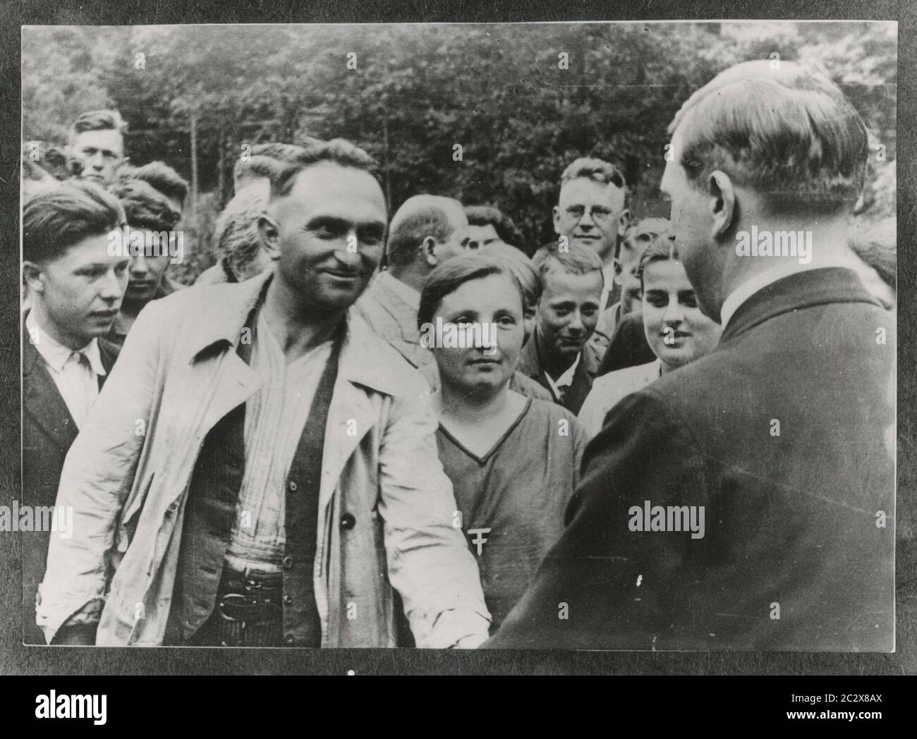 Adolf hitler with workers -Fotos und -Bildmaterial in hoher Auflösung ...