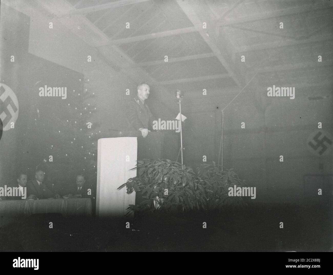 ? (Mann spricht vom Podium) Heinrich Hoffmann fotografiert 1933 Adolf ...