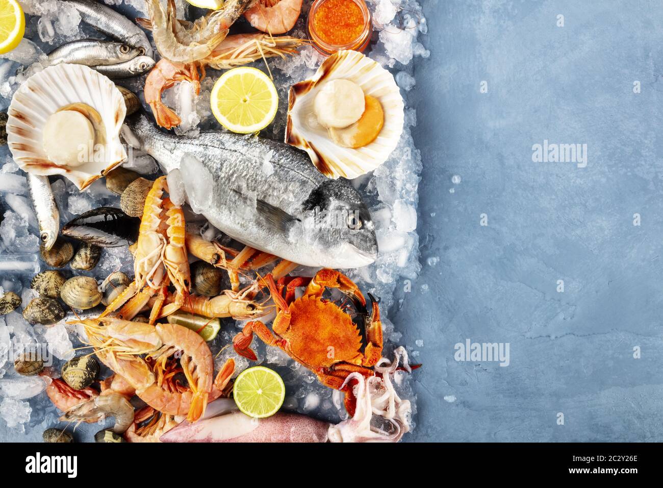 Fisch und Meeresfrüchte, eine flache Lay Overhead-Aufnahme mit einem Platz für Text. Frischer ...