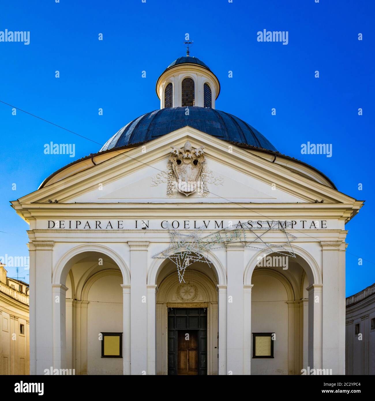 Die Kirche Santa Maria Assunta, auf der monumentalen Piazza di Corte ...