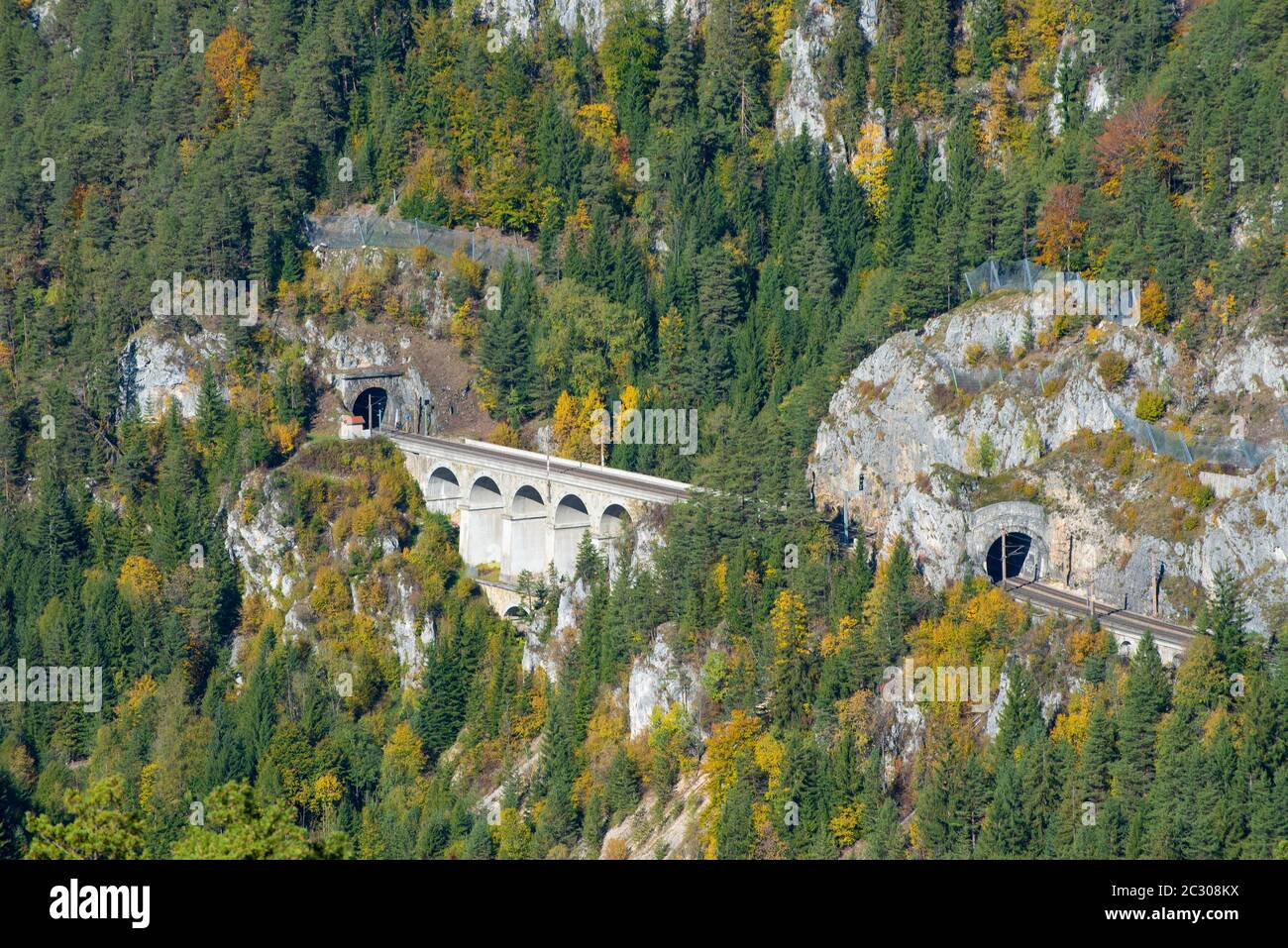Viadukt und Tunnel auf der Semmeringbahn. Die Semmeringbahn ist die ...