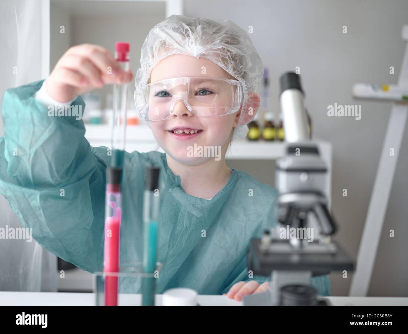 Kinder arbeiten in einem labor -Fotos und -Bildmaterial in hoher ...