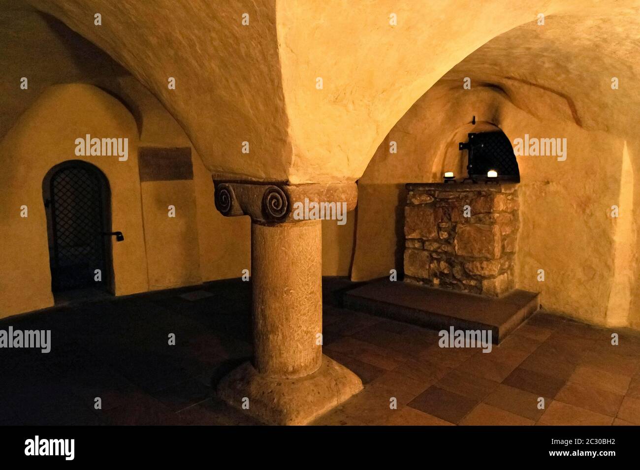 Mittelalterliche Krypta aus vorromanischer, karolingischer Zeit, St ...