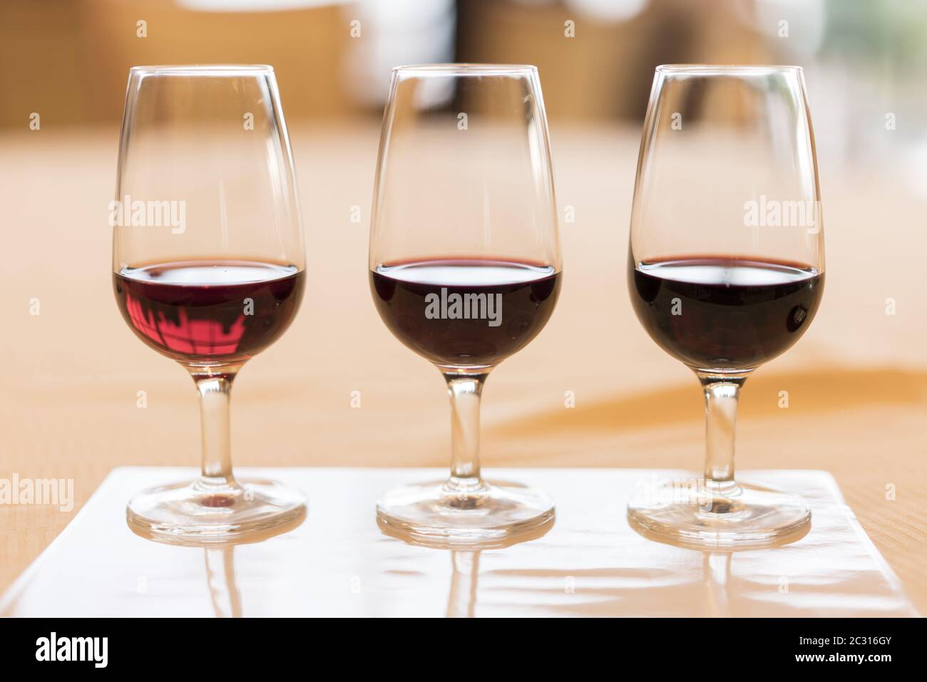 Roter Merlotwein Stockfotos und -bilder Kaufen - Alamy