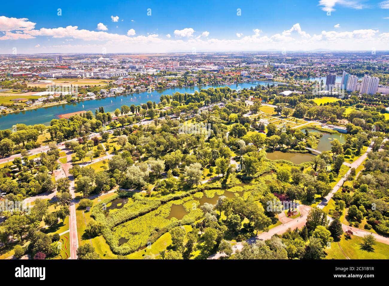 Wien. Grüne Landschaft des Donauparks und Luftaufnahme der Wiener ...