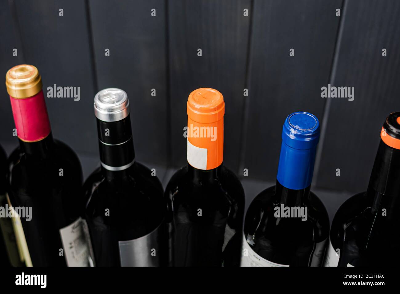 Labeled bottles -Fotos und -Bildmaterial in hoher Auflösung – Alamy