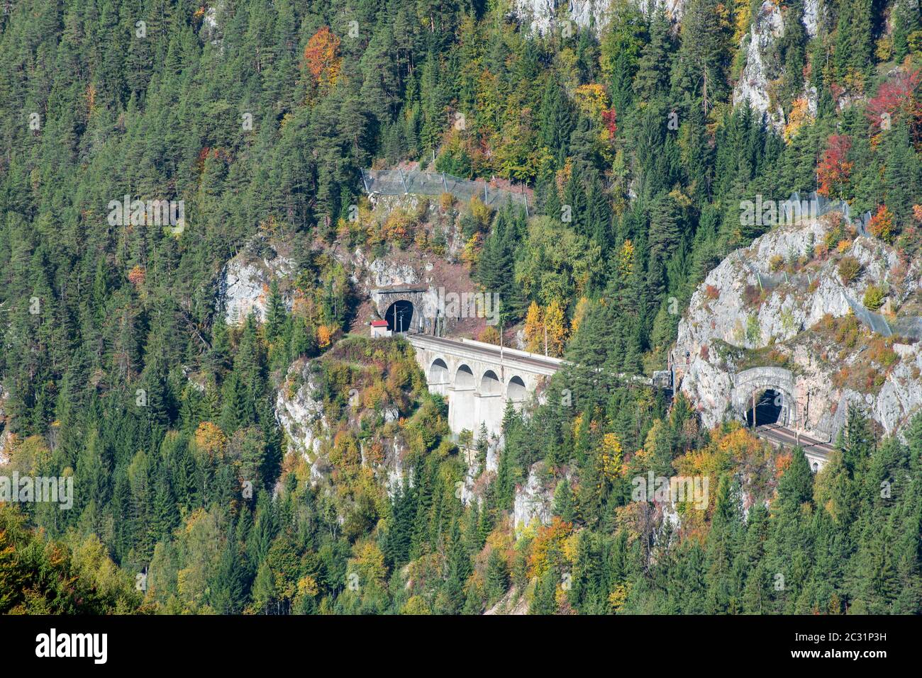 Viadukt und Tunnel auf der Semmeringbahn. Die Semmeringbahn ist die ...