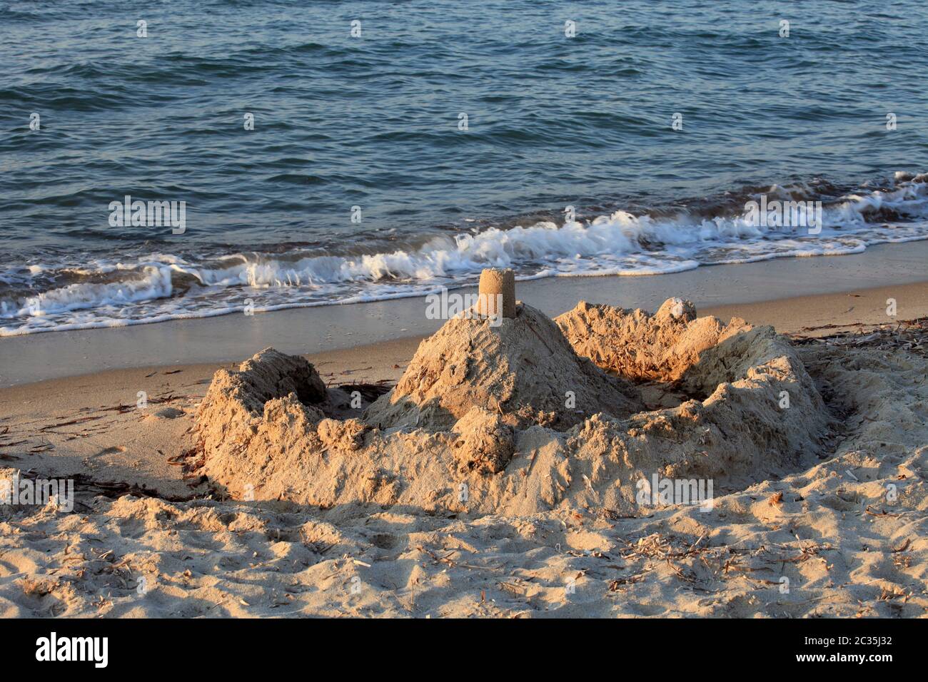 Sandburgen bauen -Fotos und -Bildmaterial in hoher Auflösung – Alamy