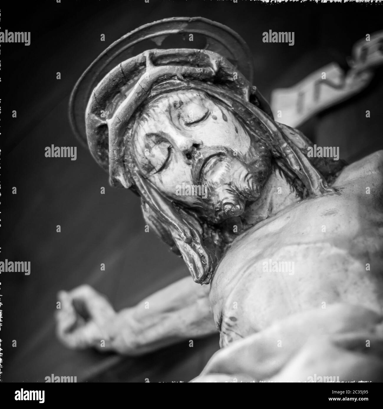 Statue von jesus am kreuz -Fotos und -Bildmaterial in hoher Auflösung – Alamy