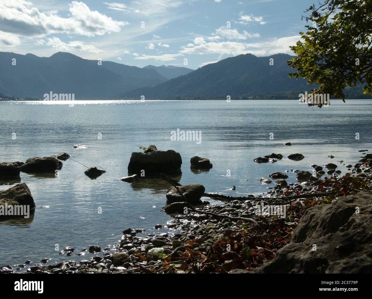 Sonniger strand mit bergen im hintergrund -Fotos und -Bildmaterial in ...