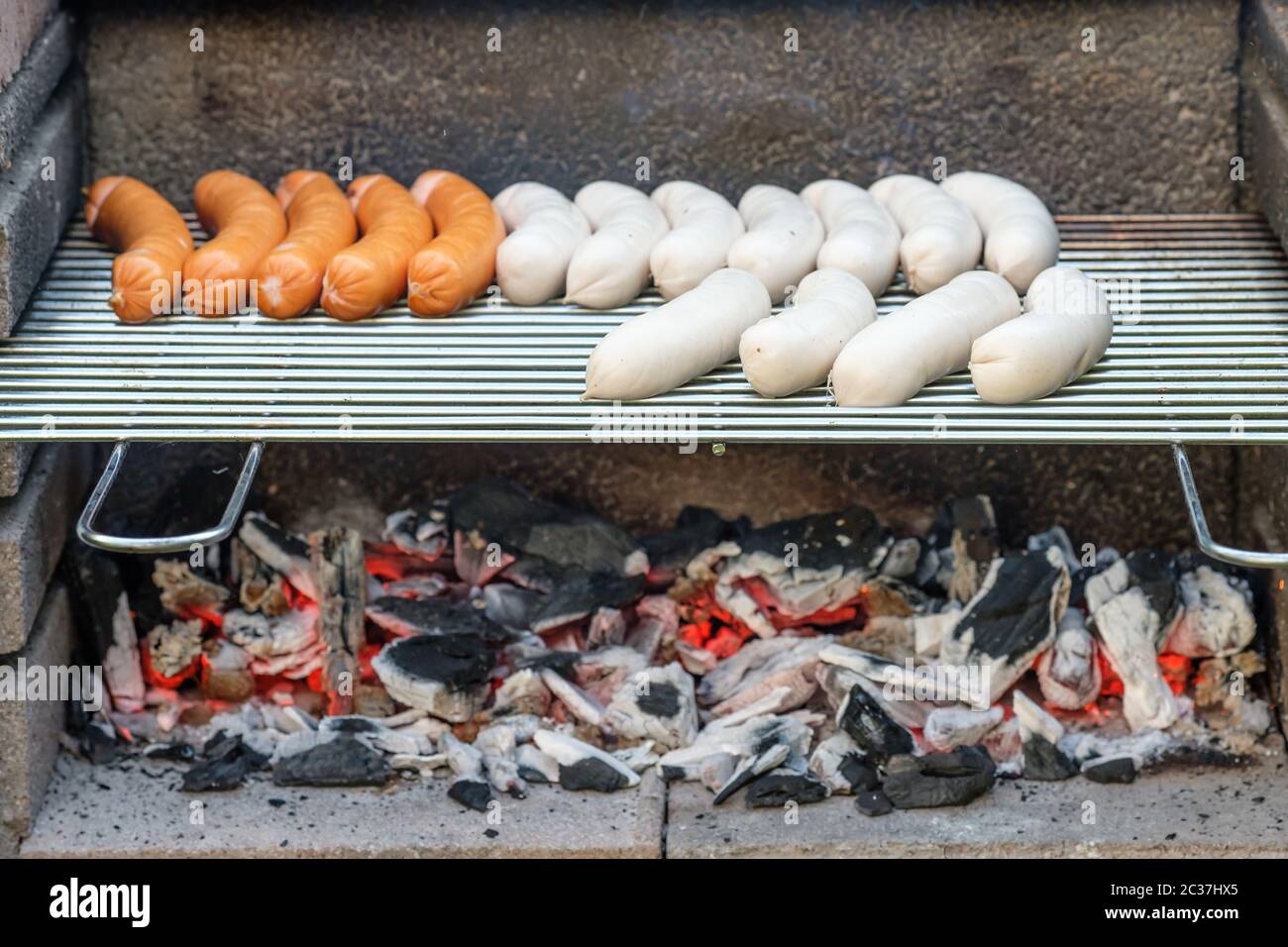 Wurst auf dem grill -Fotos und -Bildmaterial in hoher Auflösung – Alamy