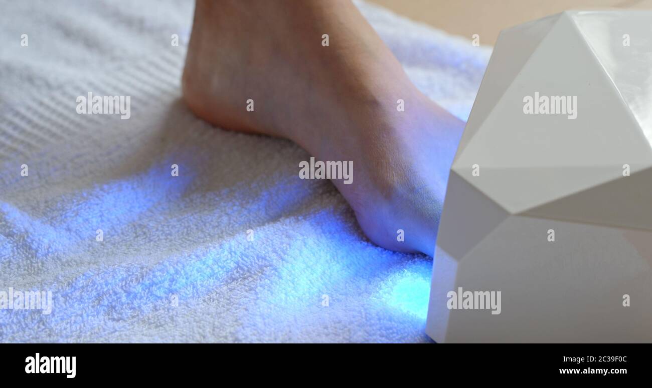 Schwarzer zehennagellack -Fotos und -Bildmaterial in hoher Auflösung – Alamy