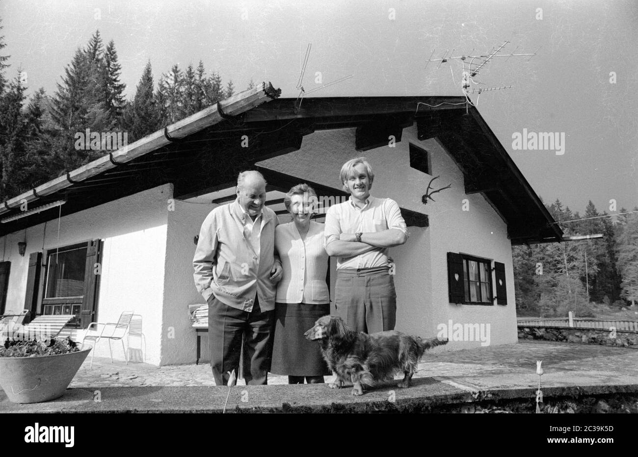 Rennfahrer Hans Stuck (l.) mit seiner Frau Christa-Maria (Mitte) und ...