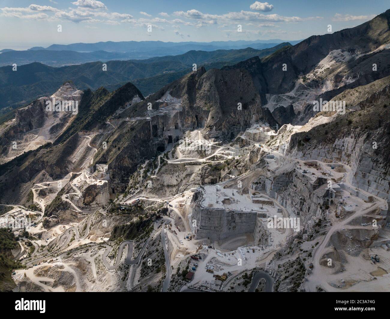 Hohe Berge aus Stein und Marmor Steinbrüche in den Apennin in der ...