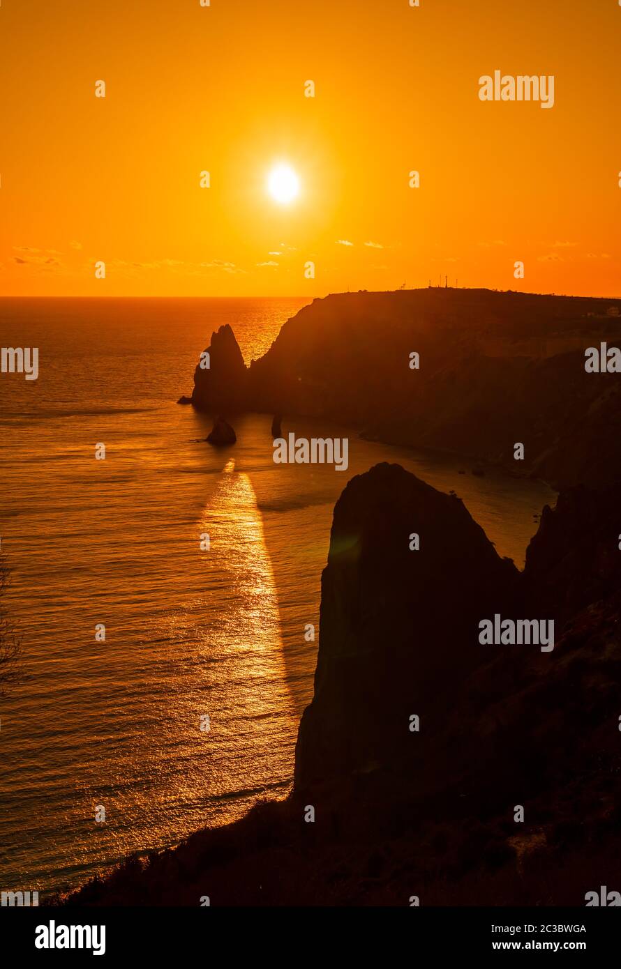 Ein rot brennender Sonnenuntergang mit der Silhouette Cape Fiolent eine ...