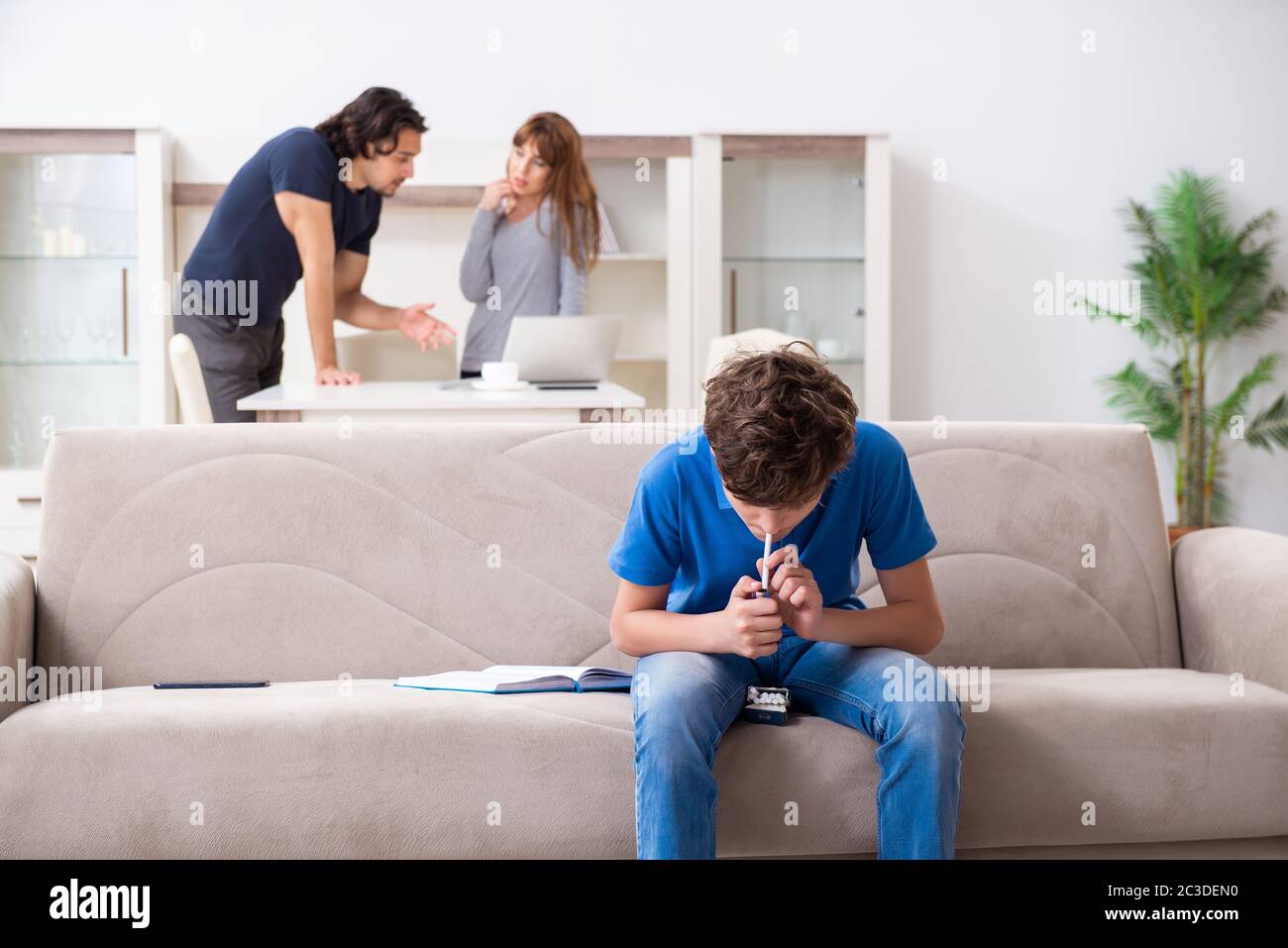 Underage boy smoking -Fotos und -Bildmaterial in hoher Auflösung – Alamy