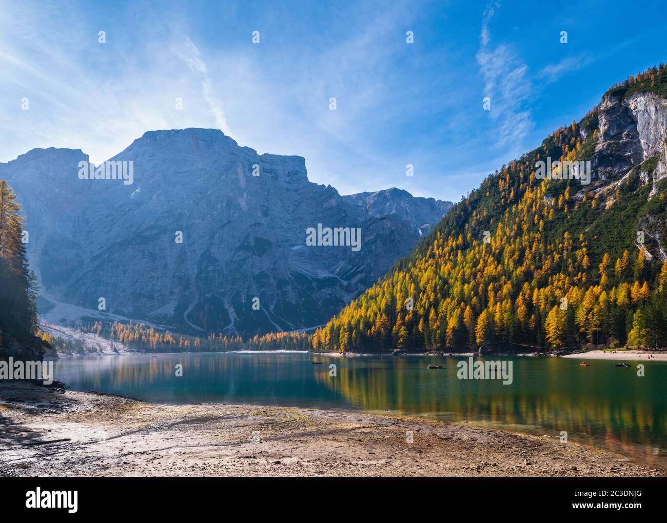 Herbst ruhiger Alpensee Pragser Wildsee oder Pragser Wildsee. Dolomiten ...