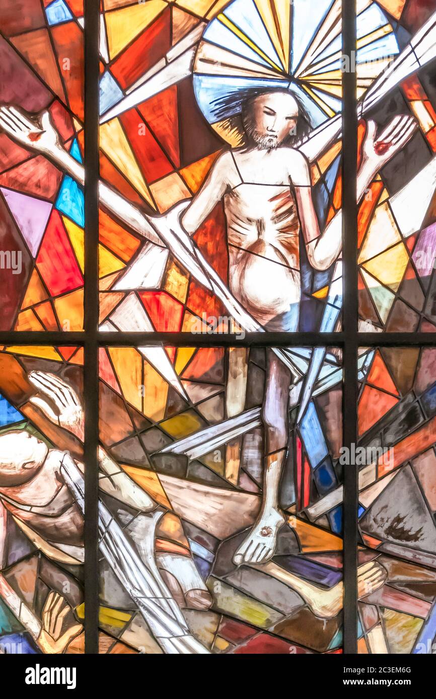 Church window jesus christ crucified -Fotos und -Bildmaterial in hoher Auflösung – Alamy