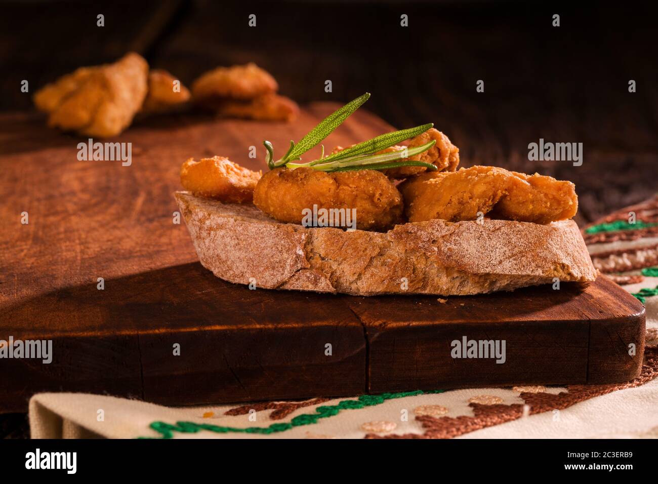 Gebratene schweineschwarte -Fotos und -Bildmaterial in hoher Auflösung ...