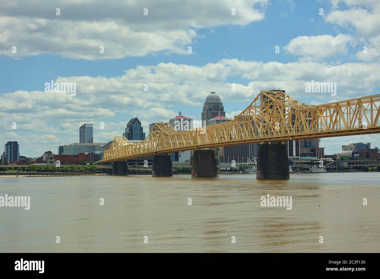 LOUISVILLE, KY - 30. MAI 2020 - Blick auf die George Rogers Clark ...