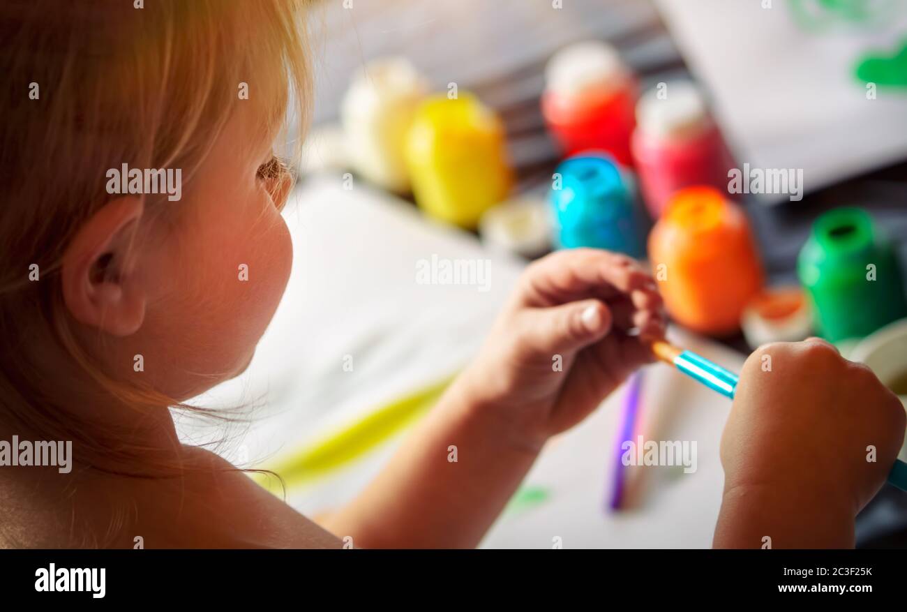 Kind Malen Zeichnen Stockfotos und -bilder Kaufen - Alamy