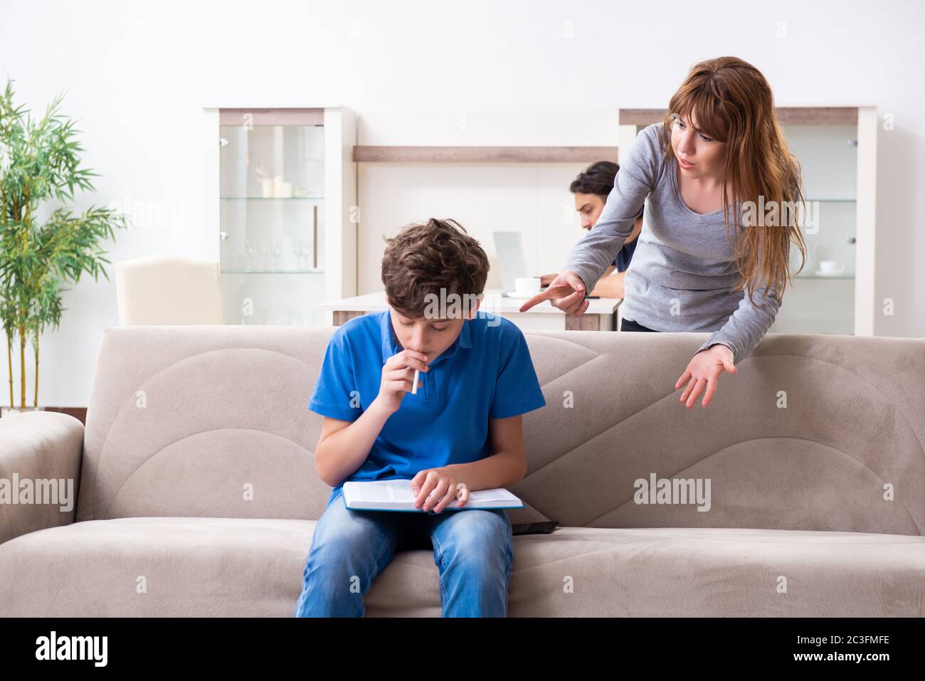 Underaged smoking -Fotos und -Bildmaterial in hoher Auflösung – Alamy