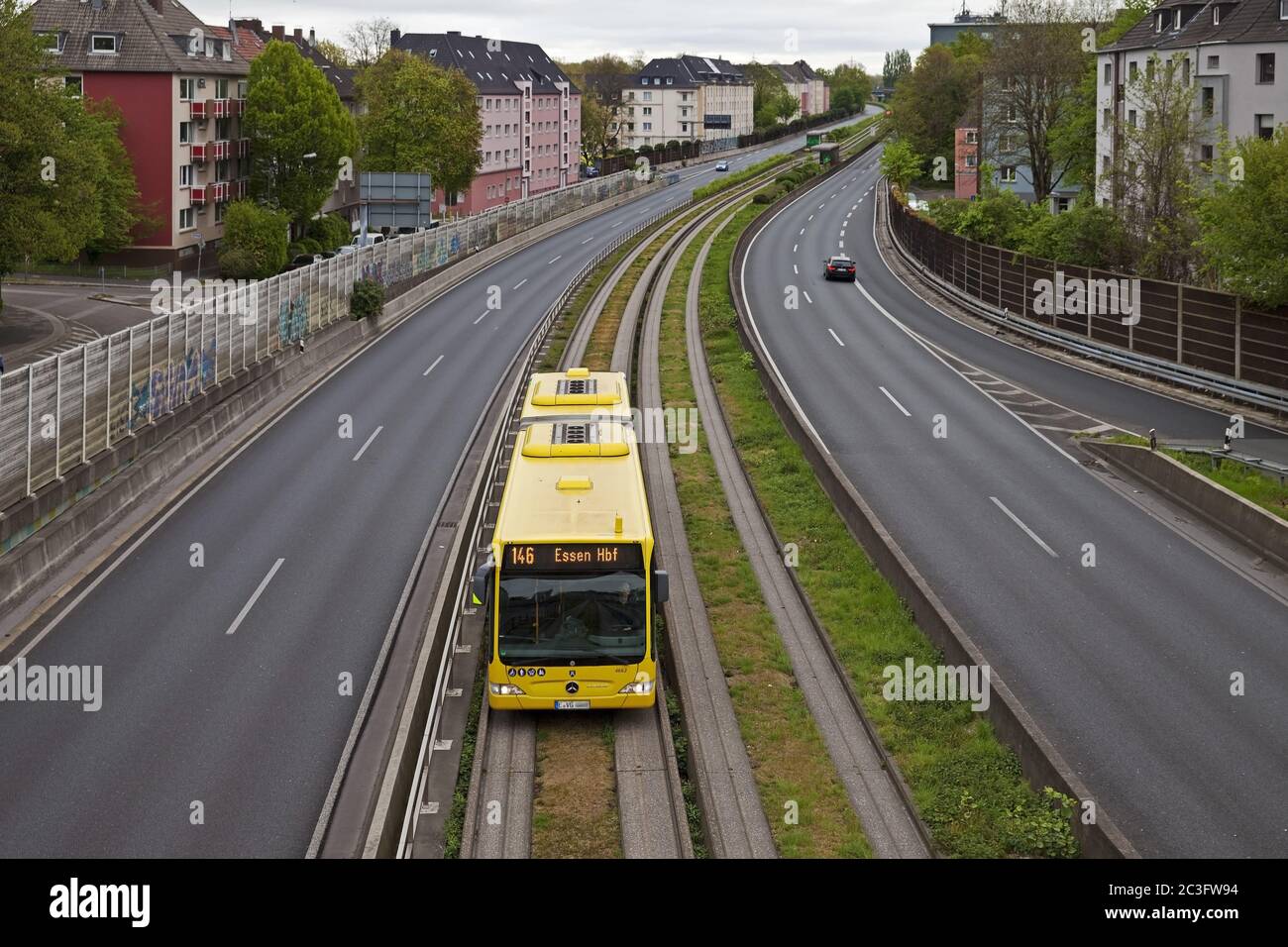Leere Autobahn mit Bus auf der Gleislinie mitten in der A 40, Corona ...