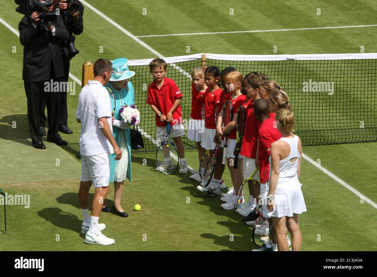 Greets queen elizabeth ii -Fotos und -Bildmaterial in hoher Auflösung ...