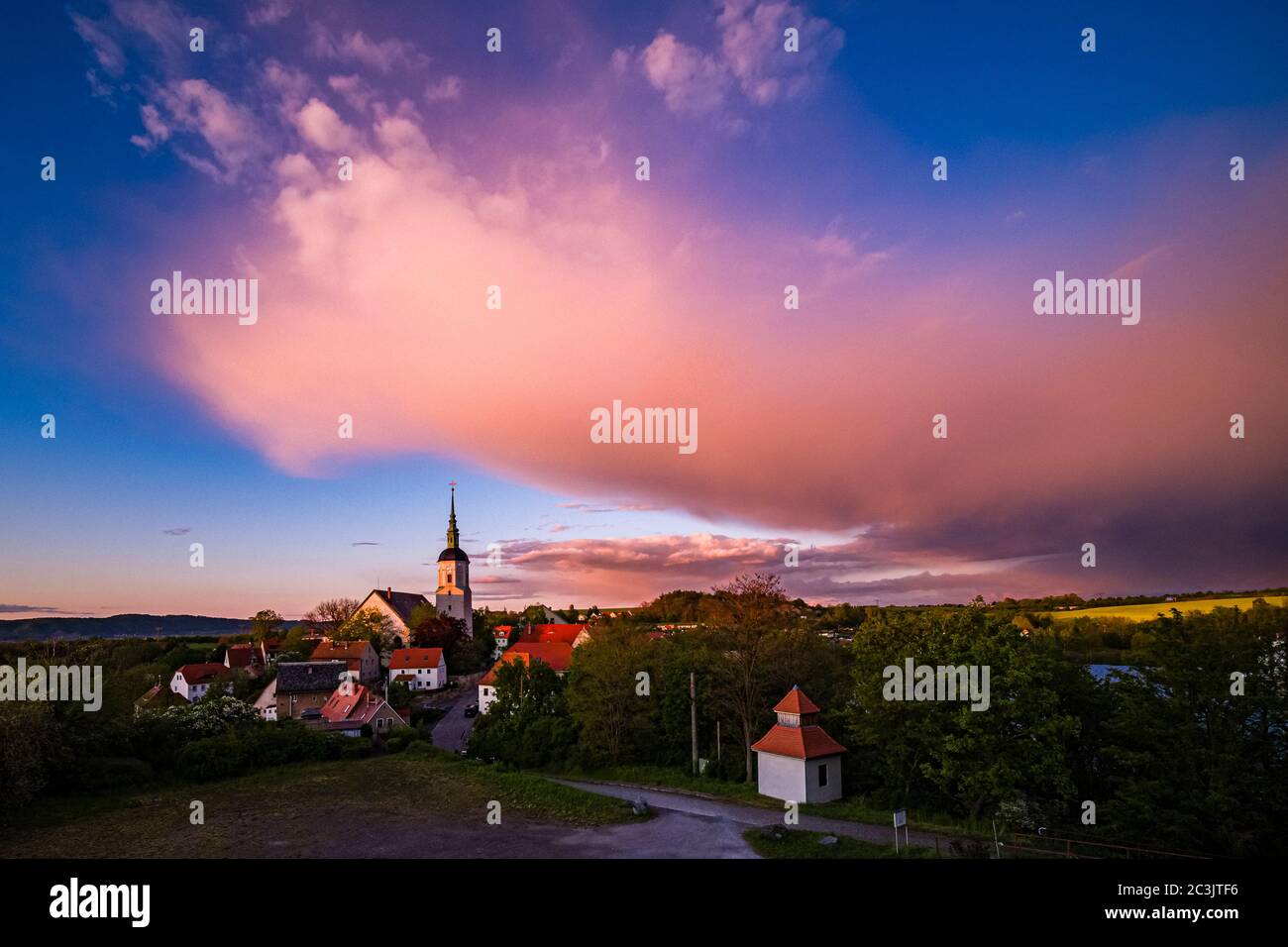 Bewegte kirche -Fotos und -Bildmaterial in hoher Auflösung – Alamy