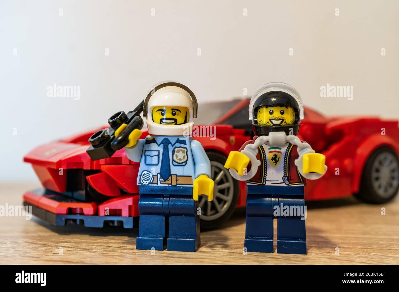 POZNAN, POLEN - 01. Mai 2020: LEGO-Spielzeug Polizeibeamte Figur ...